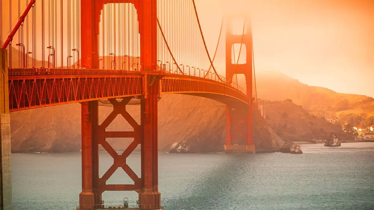 Conas a Tógadh Droichead Golden Gate San Francisco, agus Cén Fáth nach bhfuil sé Dearg i ndáiríre