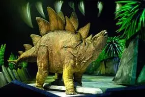 Dinosaurier, som denna animatroniska stegosaurus som visas i Walking with the Dinosaurs, hade en upprätt gång. De höll upp sina kroppar över benen.