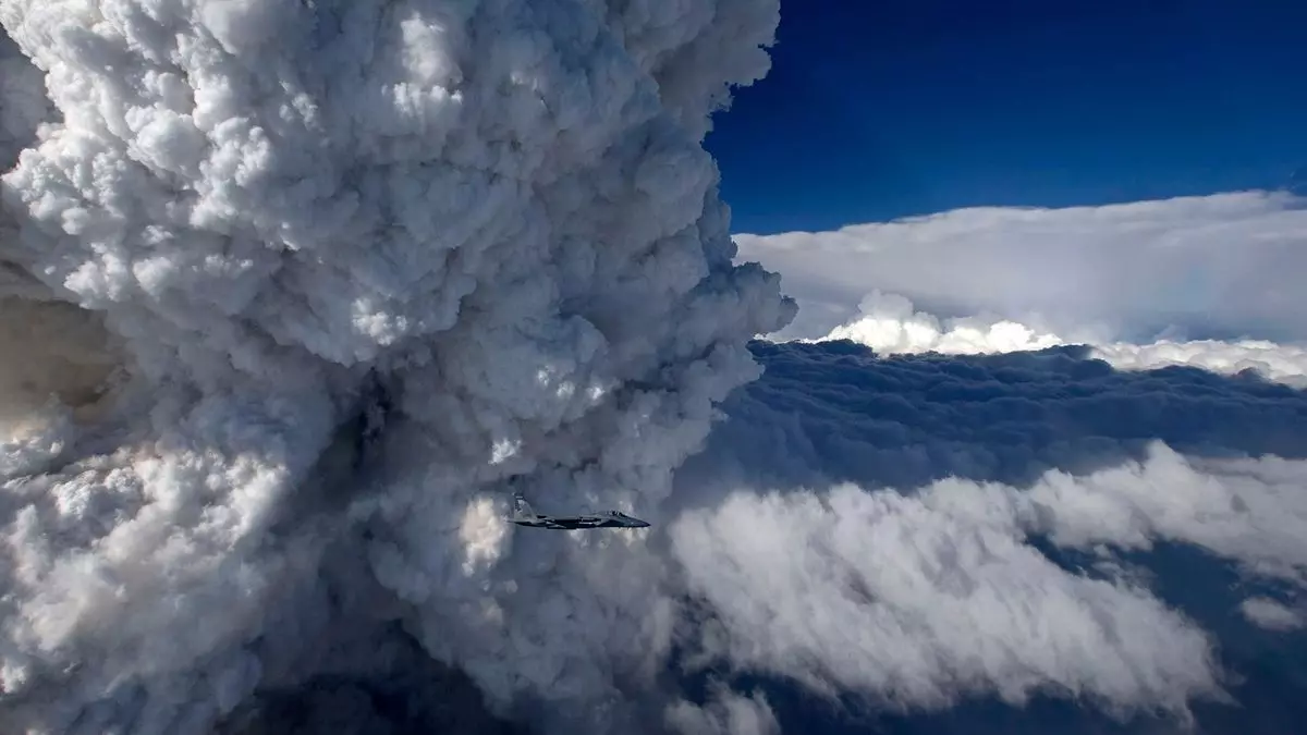 Imililo Yendle Ingakha Amafu Amakhulu E-Pyrocumulonimbus