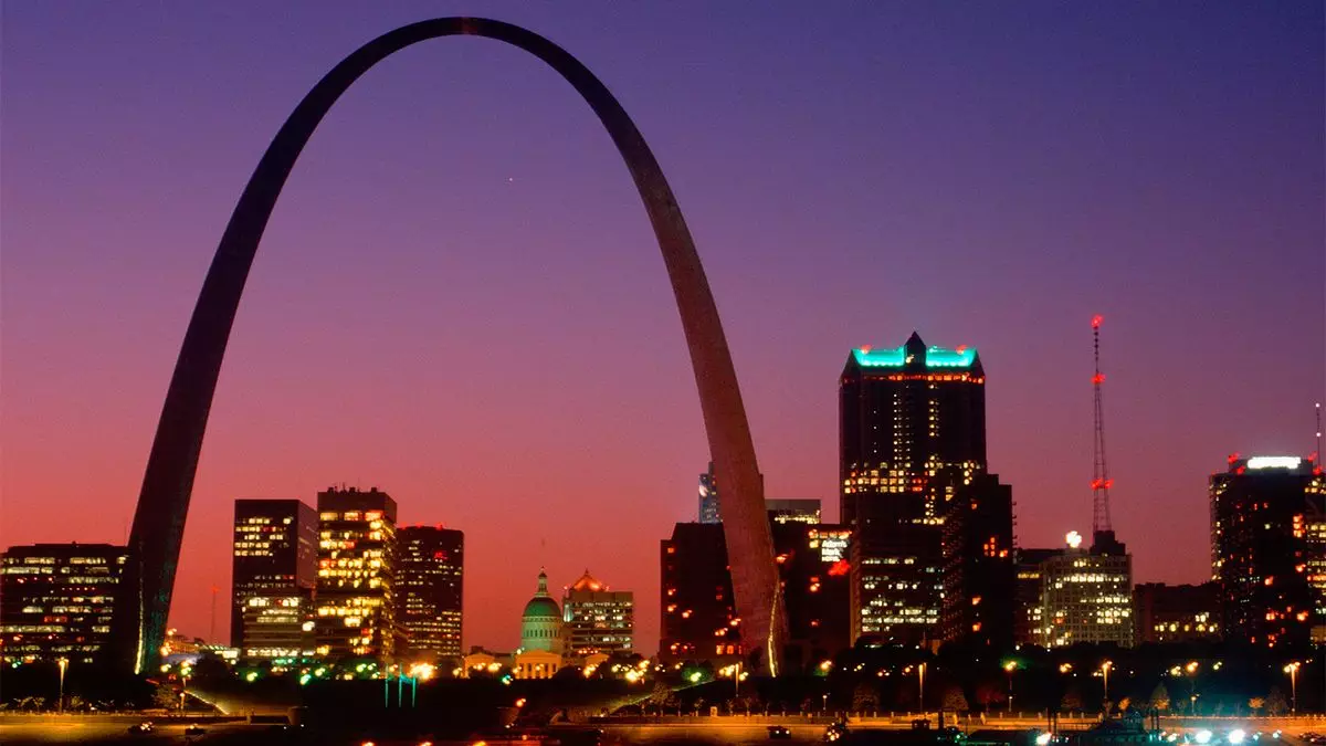 Hogyan áll ki a St. Louis Arch minden eséllyel szemben?