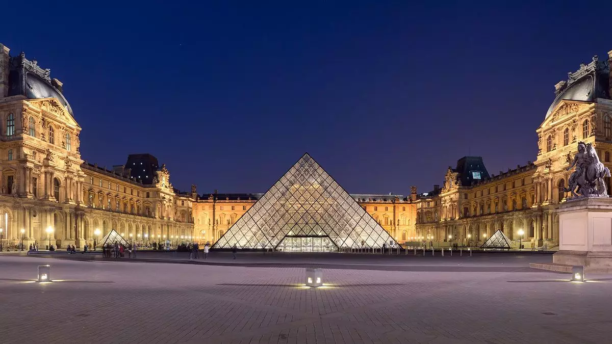 7 Detay klere tou sou Piramid Louvre la