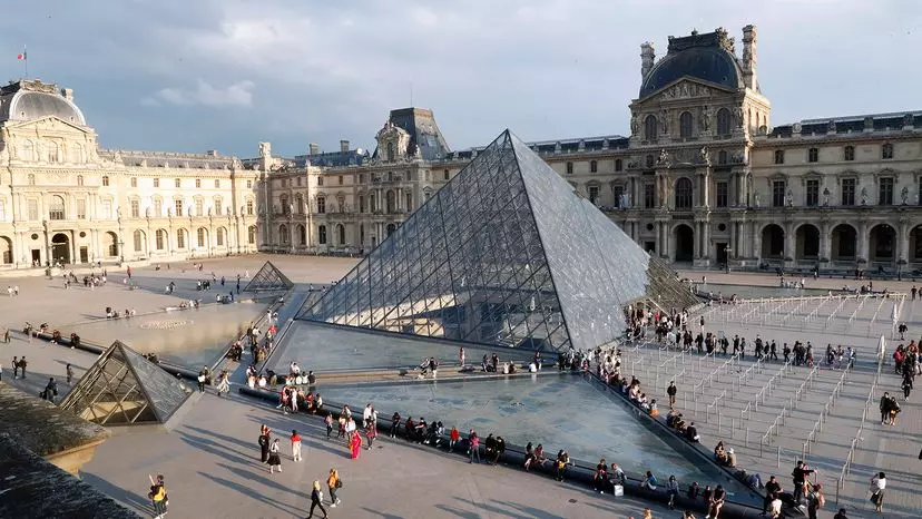 Piramidi ya Louvre