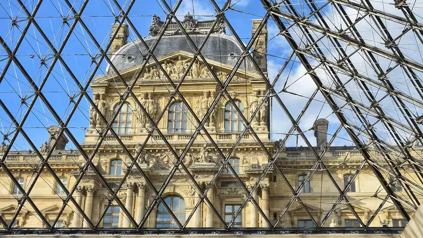 Louvre pýramídinn