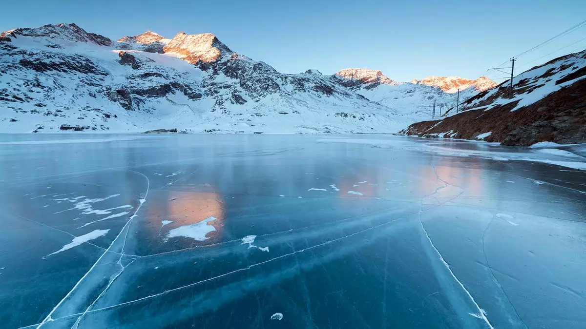 Praleidžiant akmenis ant ledo skamba beprotiški mokslinės fantastikos garsai