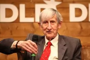 Freeman Dyson သည် 2012 ခုနှစ်တွင် ဂျာမနီနိုင်ငံ၊ မြူးနစ်တွင် ပြုလုပ်သည့် Digital Life Design ကွန်ဖရင့်တွင် ဟောပြောခဲ့သည်။