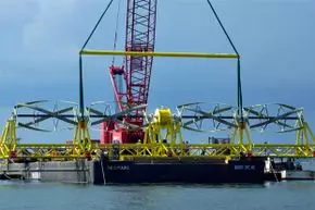 Unit generator turbin TidGen dari Ocean Renewable Power sedang disiapkan untuk dipasang di lokasi Proyek Energi Tidal Teluk Cobscook