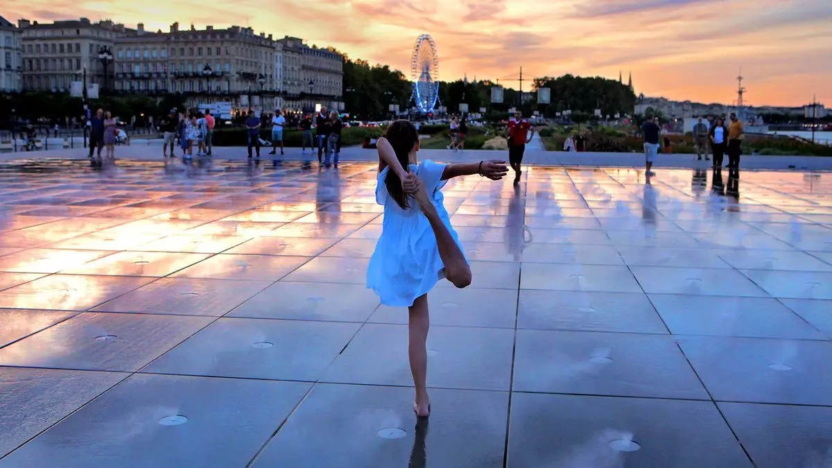 Lo specchio d'acqua di Bordeaux è magico, vale la pena visitarlo