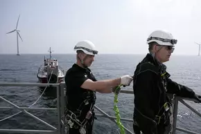 Mevcut açık deniz rüzgar türbinleri deniz tabanına sabitlenmiştir; gelecekte, türbinler bir çapa ile yerinde tutulabilir.