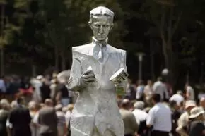 Nikola Tesla -- bildigita ĉi tie en statua formo en sia naskiĝvilaĝo de Smiljan, Kroatio -- estas la saltpunkto por unu nova ventodezajno.