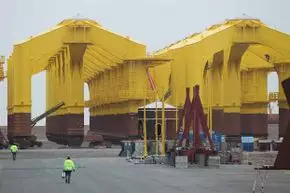 Queste enormi gambe in acciaio a tre punte sono necessarie per ancorare ogni turbina in un parco eolico del Mare del Nord, un requisito che rende proibitivamente costose alcune costruzioni offshore.