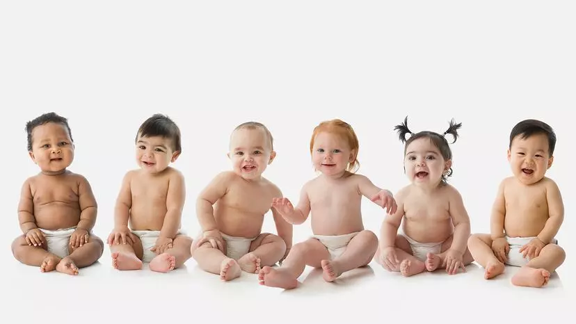 raznolika grupa beba