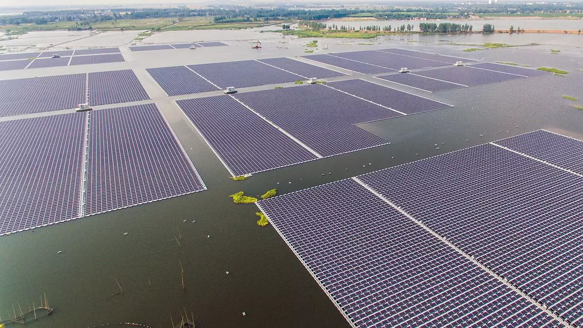 China cambia o interruptor na granxa solar flotante máis grande do mundo