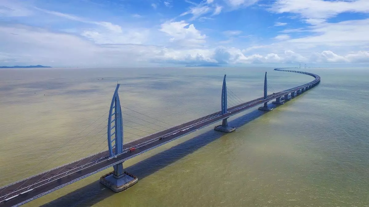 Kilalanin ang Pinakamahabang Sea-Crossing Bridge sa Mundo