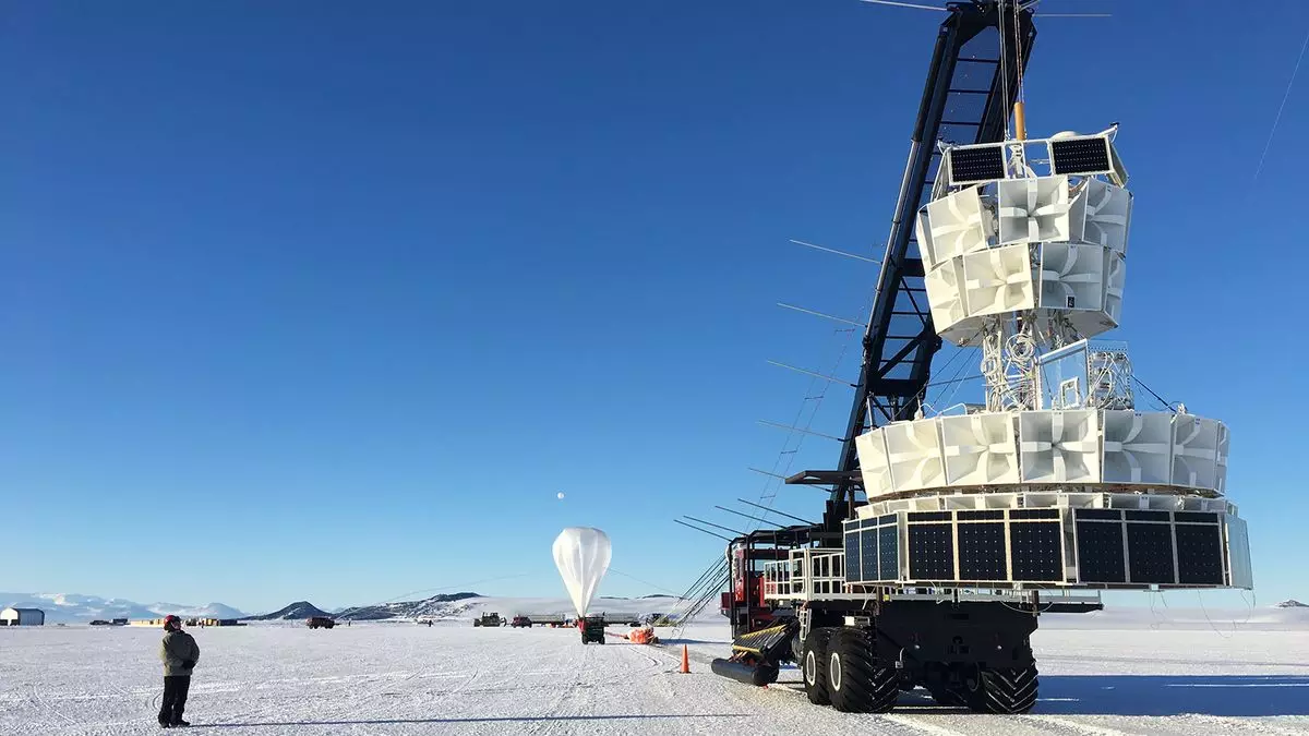 Gli spettrali raggi cosmici dell'Antartide potrebbero mandare in frantumi la fisica come la conosciamo