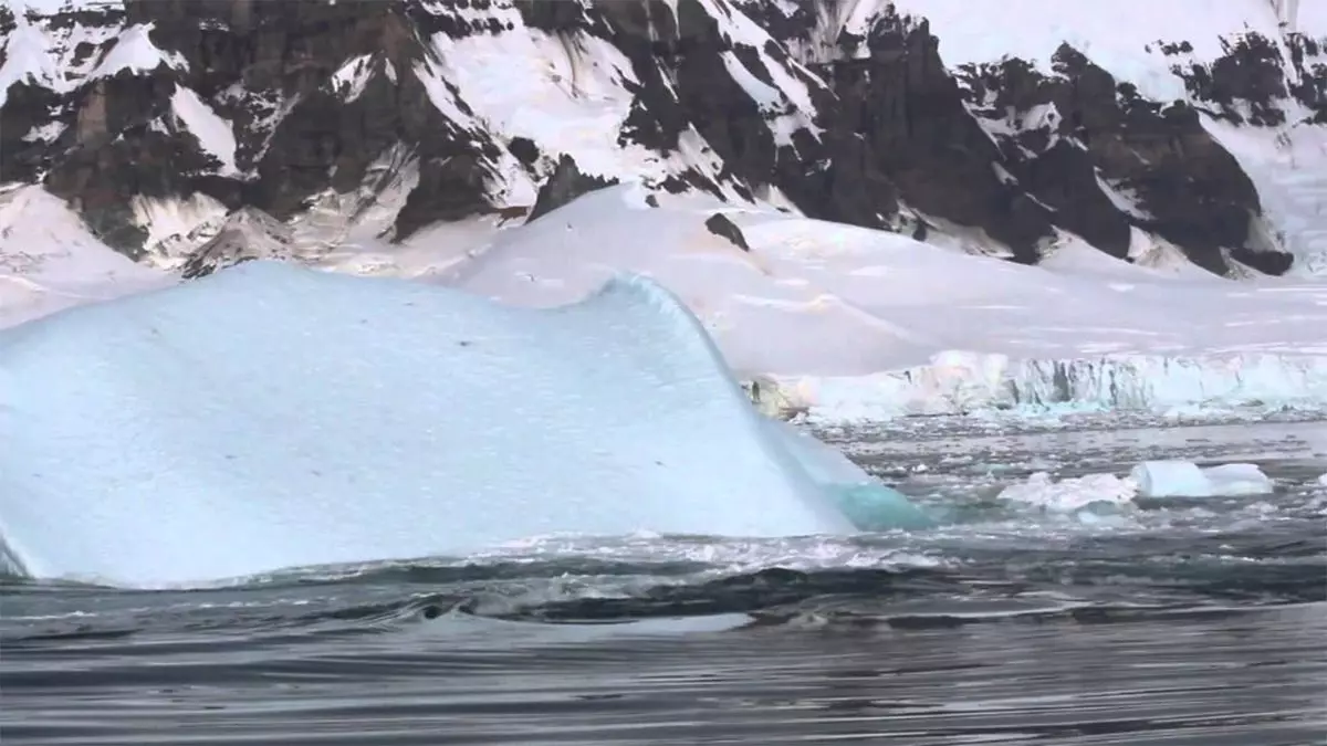 ¿Qué causa que un iceberg se voltee?