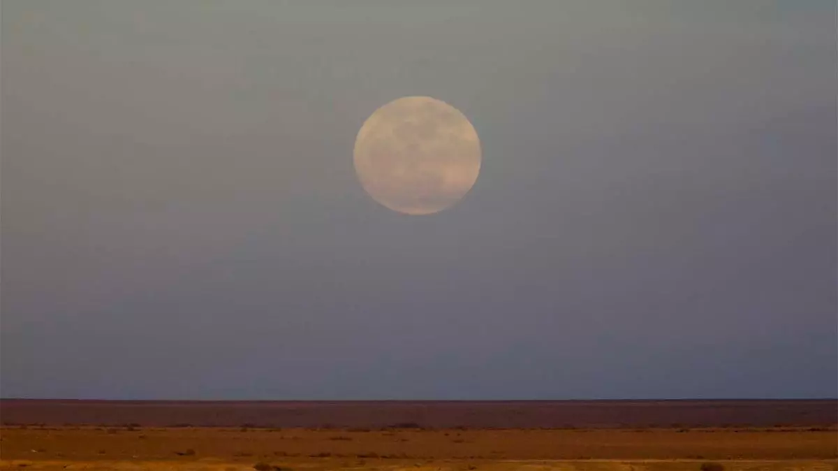 La Luno Kaŭzas Pli Longajn Tagojn sur la Tero