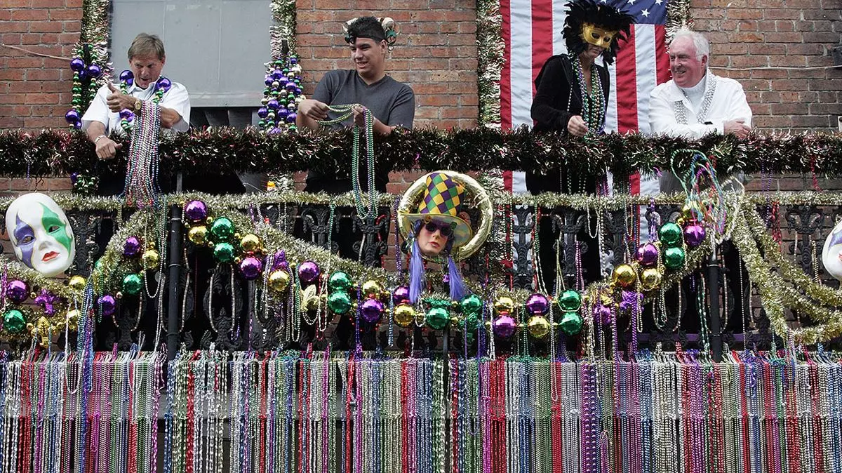 Tunoj da Mardi Gras Beads Ŝtopu la Ŝtormdefluojn de NOLA