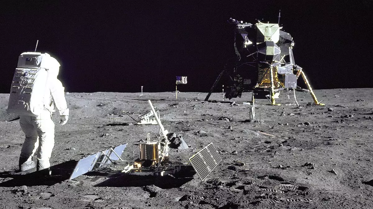 Kepiye Kru Apollo 11 Nanggapi Teori Konspirasi Lunar