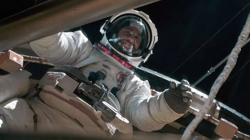 Astronautul Owen Garriott în activitatea extravehiculară Sklab 3