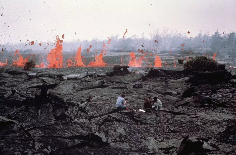 znanstveniki pred tokom lave