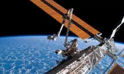 Os painéis solares ajudam a manter as coisas ligadas na Estação Espacial Internacional.