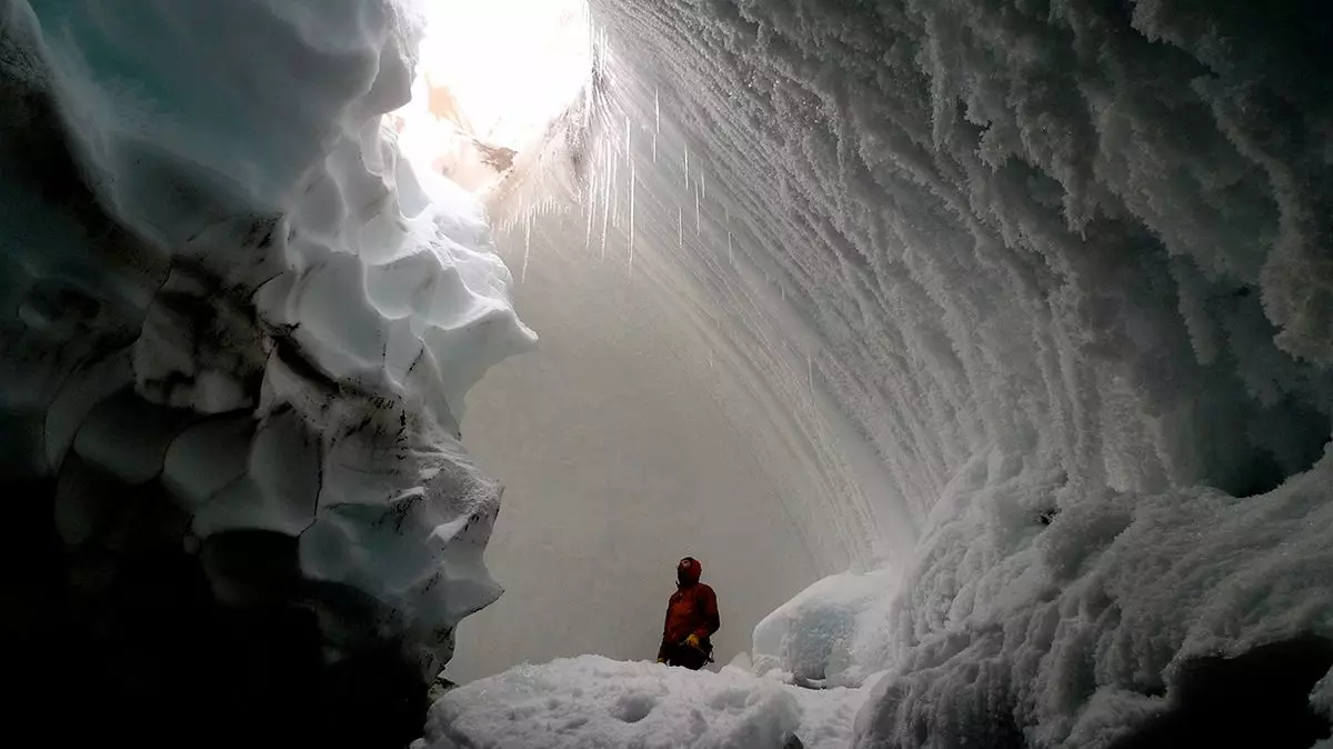 Masalimuot na Ice Cave sa Antarctica May Harbor Natatanging Buhay