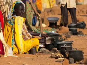 Mandray anjara amin'ny adin'ny faritra ny toe-piainana henjana momba ny tontolo iainana ao Sahel: Vehivavy nandositra niady nanomana dite tao amin'ny trano fialofana iray any Darfur Avaratra, Sodàna.