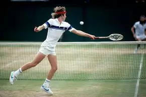 John McEnroe teygir sig til að snúa aftur blaki til Björns Borg í úrslitaleik Wimbledon 1981 karla.