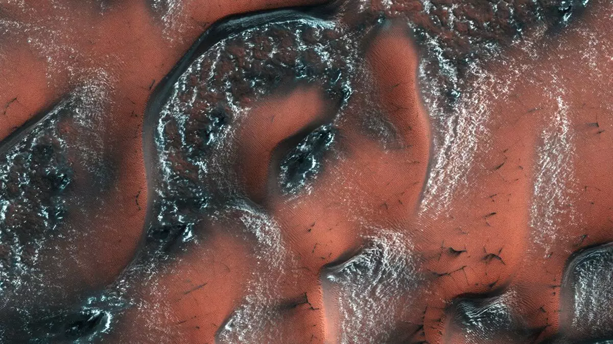 Cov duab tshiab NASA nthuav tawm Snowy Martian Dunes