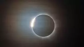 Anell de diamants durant l'eclipsi solar