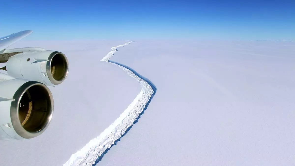 Uly Aýsberg ahyrsoňy Antarktidanyň Larsen C buz tekjesinden çykýar