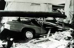 ஜார்ஜியாவில் 1977 ஆம் ஆண்டு ஏற்பட்ட வெள்ளத்தால் ஒரு டிரெய்லர், கார் மற்றும் தொலைபேசி கம்பம் குவிந்தது