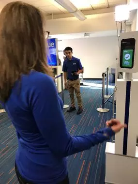 El escritor obtiene autorización después de probar el nuevo sistema de escaneo biométrico de JetBlue para viajeros que salen de los EE. UU.