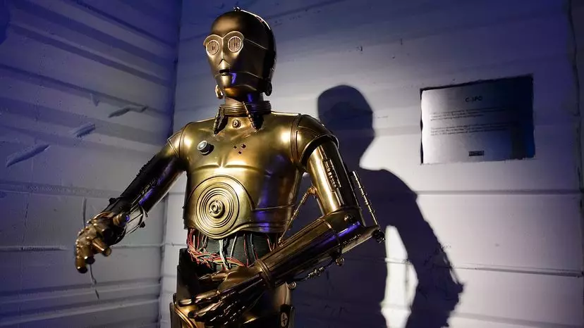 C-3PO 将位于恐怖谷图的中间，因为他的身材像人，但几乎不会被误认为是人类。 Daniel Boczarski/WireImage/Getty Images