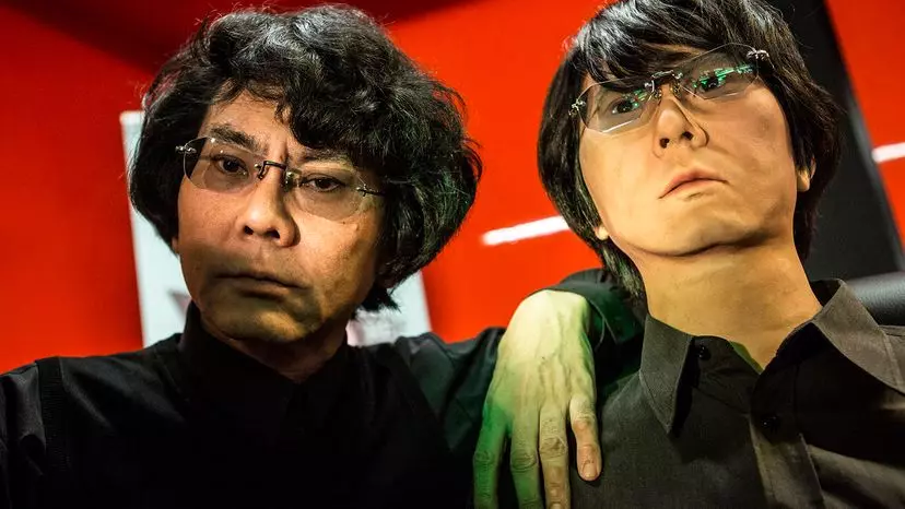 Роботистът Хироши Ишигуро (вляво) създаде изключително реалистична андроид реплика на себе си. Алесандра Бенедети - Corbis/Corbis чрез Getty Images
