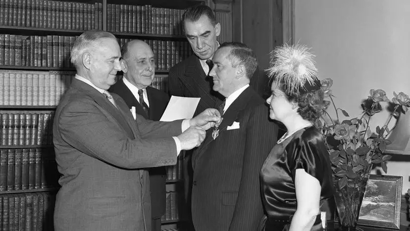 Bill Donovan, shefi i Zyrës së Shërbimeve Strategjike gjatë kohës së luftës, i jep një medalje William Stephenson, drejtor i Koordinimit të Sigurisë Britanike. Bettmann/Getty Images