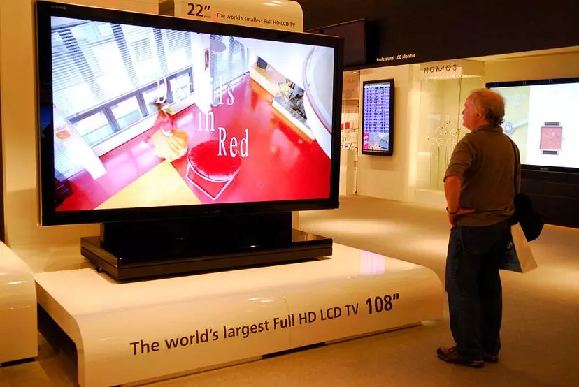 Kāds vīrietis kongresā Berlīnē apskata pasaulē lielāko HD LCD televizoru. Plazmas televizori tagad ir ļoti izplatīti. snapshot-photography/ullstein bild, izmantojot Getty Images