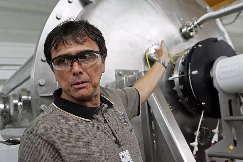Kostarikas astronauts un fiziķis Franklins Čangs Diazs skaidro sava plazmas dzinēja projekta attīstību. MAYELA LOPEZ/AFP/Getty Images