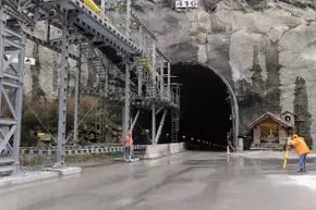 Terowongan Pangkalan Gotthard, yang membentang melalui Pegunungan Alpen Swiss, adalah terowongan terpanjang di dunia.