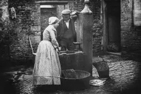 Избухването на холера, свързано с водната помпа на Broad Street в Лондон, помогна за възникването на областта на епидемиологията.