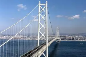 A ponte do estreito de Akashi de Xapón é a ponte colgante máis longa do mundo.