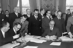 والتر هالشتاین، رئیس هیئت آلمانی، و ژان مونه، رئیس آینده مرجع عالی جامعه زغال سنگ و فولاد اروپا و نماینده فرانسه، اعلامیه شومان را در سال 1951 امضا کردند.