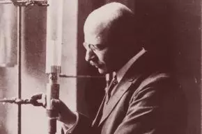 O químico alemão Fritz Haber inventou o processo para criar fertilizante de nitrogênio sintético.