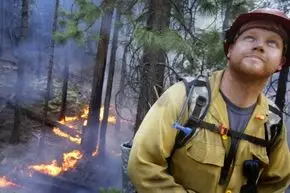 De Kapitän Russell Mitchell mam Yosemite Fire iwwerwaacht e kontrolléiert Réckbrand laanscht Autobunn 120 am südwestleche Rand vum Yosemite National Park. D'Feier 2013 gouf agestallt fir e Bëschbrand ze verhënneren, datt et an d'Big Oak Flat Entrance Station weidergeet.