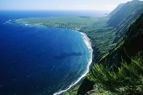 Ang Kalaupapa peninsula ng Hawaiian na isla ng Molokai ay ginawang unang kolonya ng ketong noong 1866.