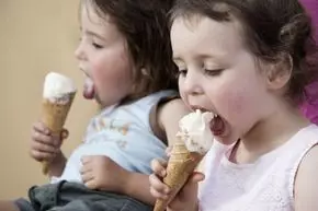 Els àcids i la temperatura de la boca ajuden a donar al gelat Xameleon les seves propietats camaleònices.