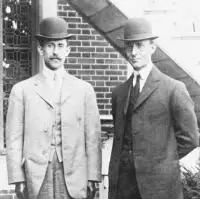 Orville e Wilbur Wright convertéronse nos primeiros en voar cunha máquina máis pesada que o aire.