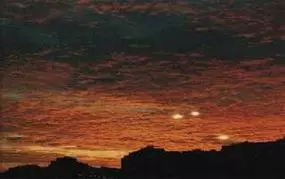 عکسی که به نظر می رسد نورهای غیرعادی را در آسمان نشان می دهد که در غروب خورشید در اسپانیا در سال 1978 گرفته شده است.
