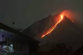 2015年6月にインドネシアで噴火するシナブン山