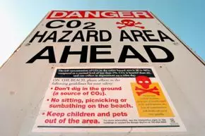 Des panneaux de danger de dioxyde de carbone ont été affichés à Horseshoe Lake, du côté sud-est de Mammoth Mountain, près de Mammoth Lakes, en Californie, en juin 2000.